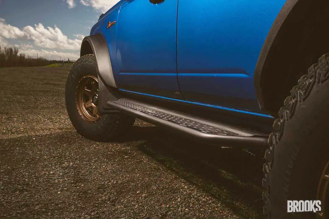 Dominator Xtreme D6 Side Steps with Rocker Panel Mounting Brackets Kit ...